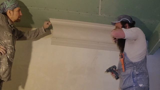 10. Монтаж лепнины. Карниз и розетка из гипса. Лепной гипсовый декор.