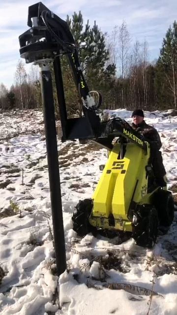 КРУТИМ СВАИ НА ОБЪЕКТЕ #сваекрут #минитехника #минитрактор #макстем #техника #минипогрузчик #сваи