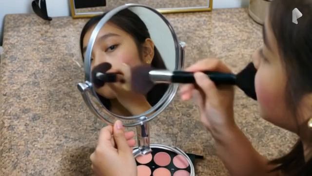 девочка перед зеркалом