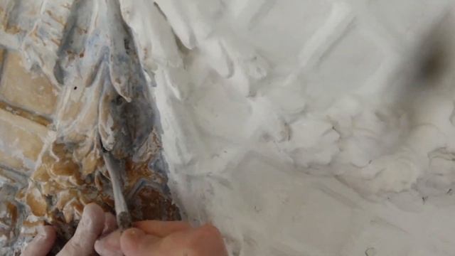 Расчистка лепнины. Комментарии. Инструмент - дерево и металл. Очистка краски и мела. Реставрация.