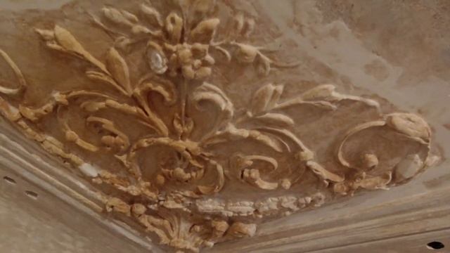 День 74-75. Грунтовка. Система КНАУФ. Нанесение силикона на угол. Реставрация потолка с лепниной.