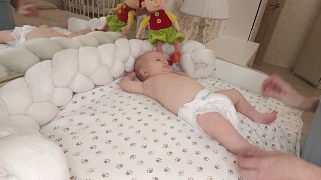 ПЕРЕБИРАНИЕ ПАЛЬЧИКОВ от 0 до 3 месяцев массаж для грудничков с потешками