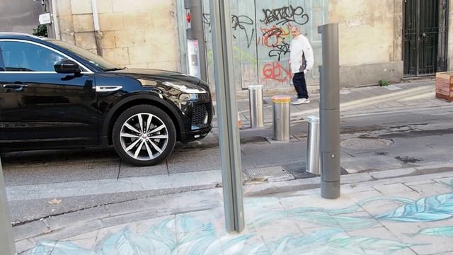 Авиньон (Франция) - выдвижное заграждение для машин на городской улице.