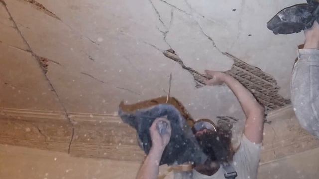 4. Укрепление саморезами старой известковой штукатурки на потолке с дранкой. (не)ПОЛНАЯ реставрация.