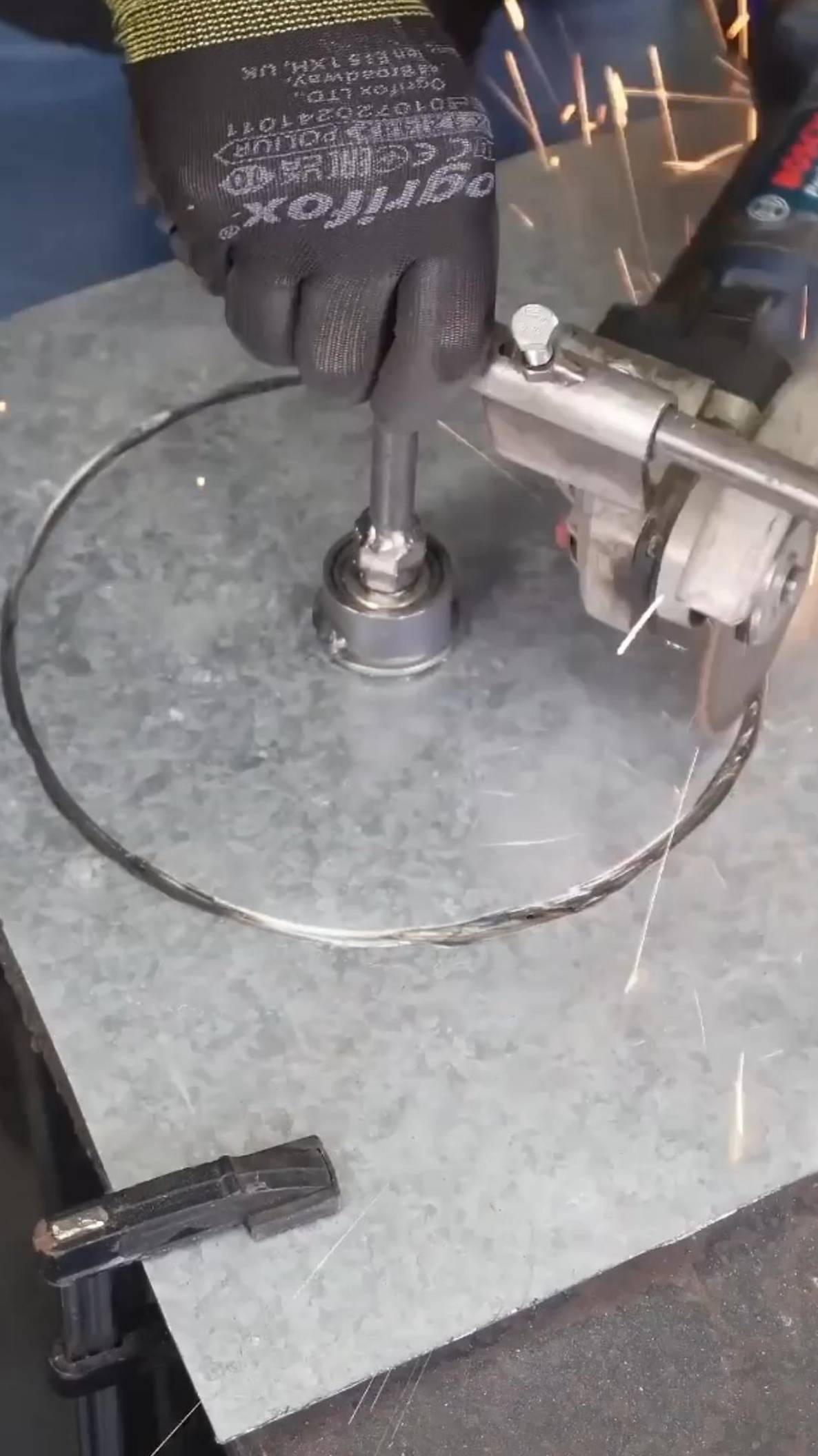 Как вырезать круг из металлического листа.