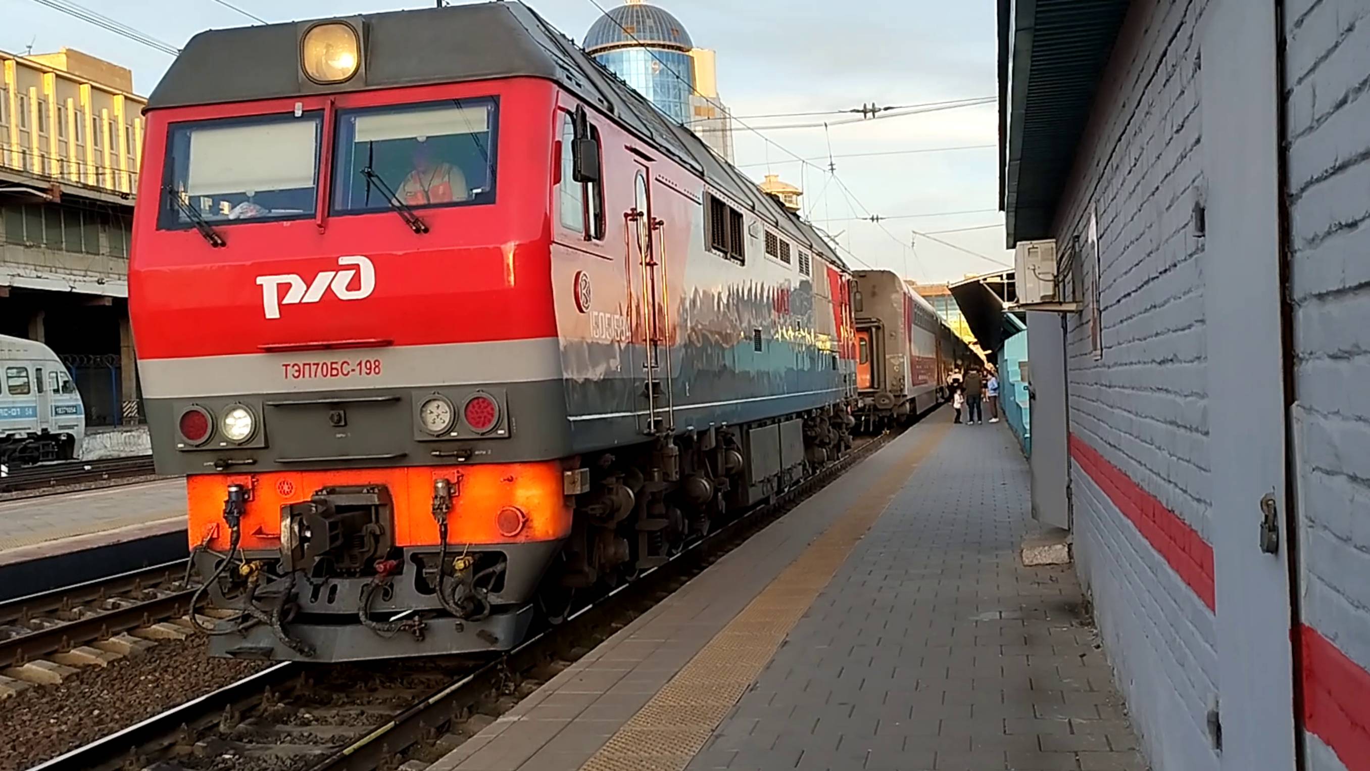 Как отцепили ТЭП70БС на станции Самара — невероятное видео!