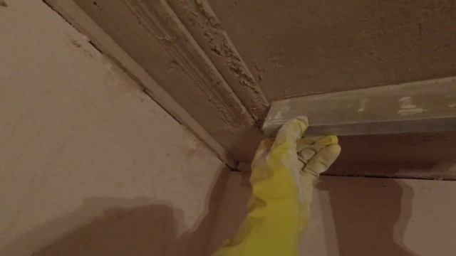 День 84. Угол штукатурного карниза. Ремонт, восстановление и реставрация на потолке с дранкой.