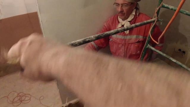 8. Аккуратный демонтаж лепнины из гипса (розетка) для переустановки. Проект (не)ПОЛНАЯ реставрация