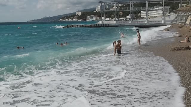 Волны на пляже в Гаспре (Крым, Россия).