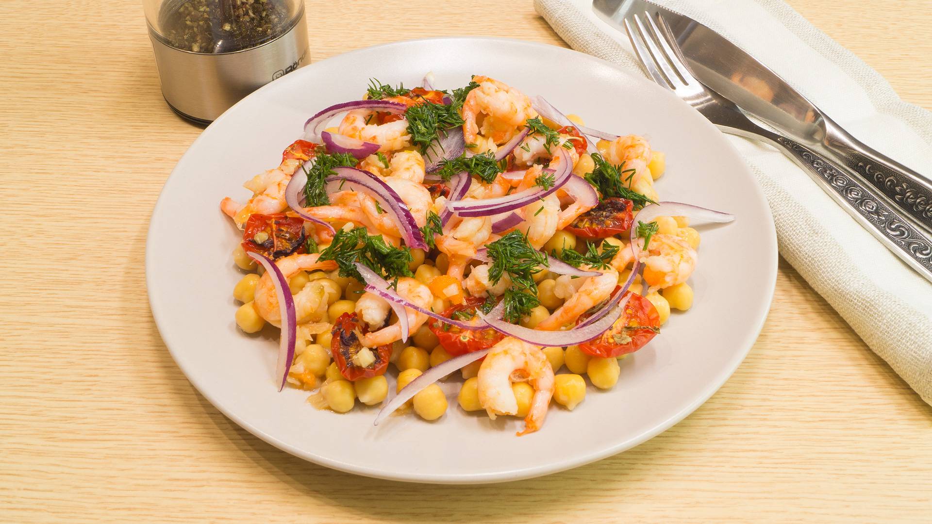 Салат с креветками, нутом и помидорами. Простой и вкусный!