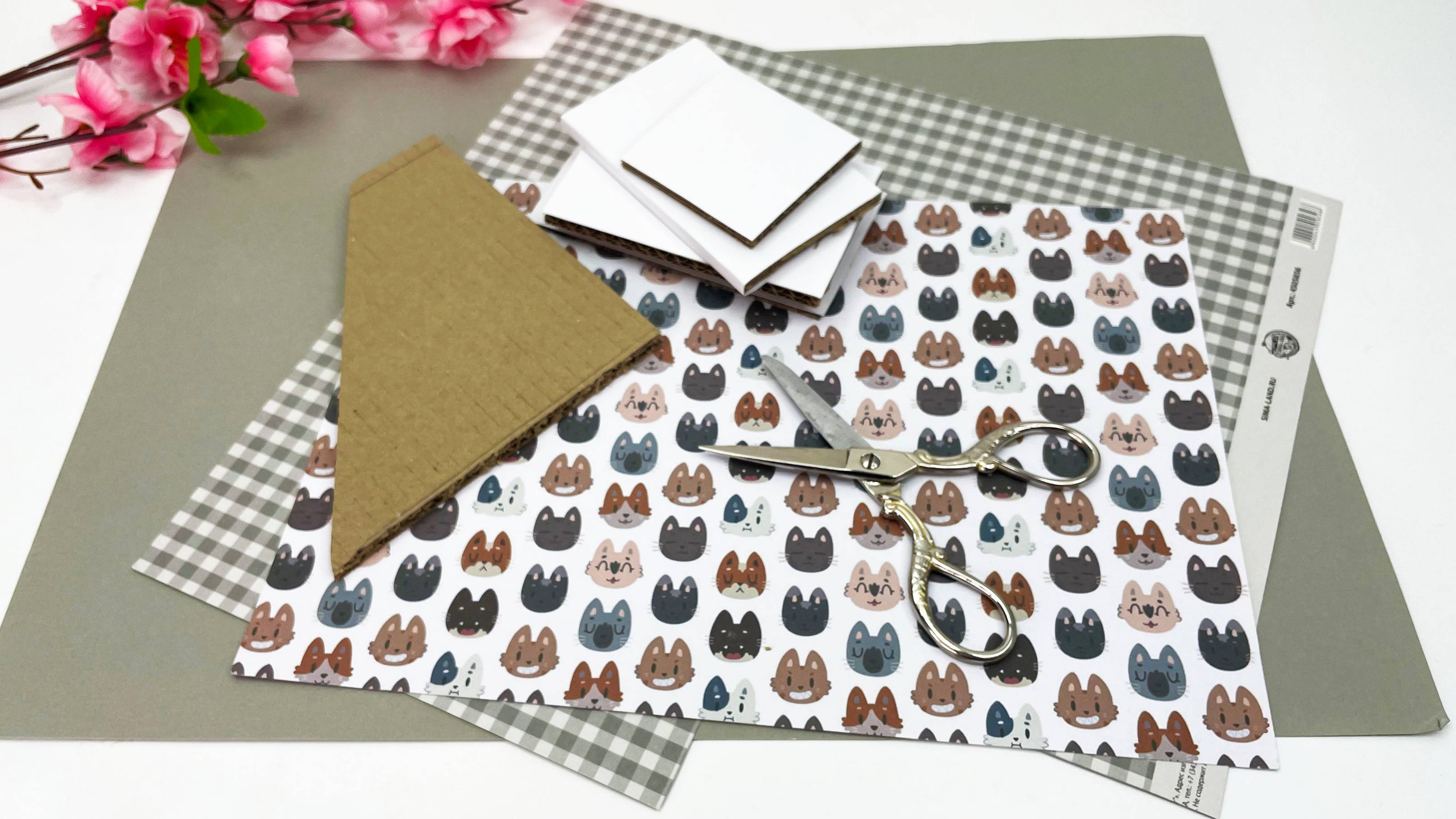 Удивительно, что из простого картона и бумаги можно создать такую практичную и полезную вещь