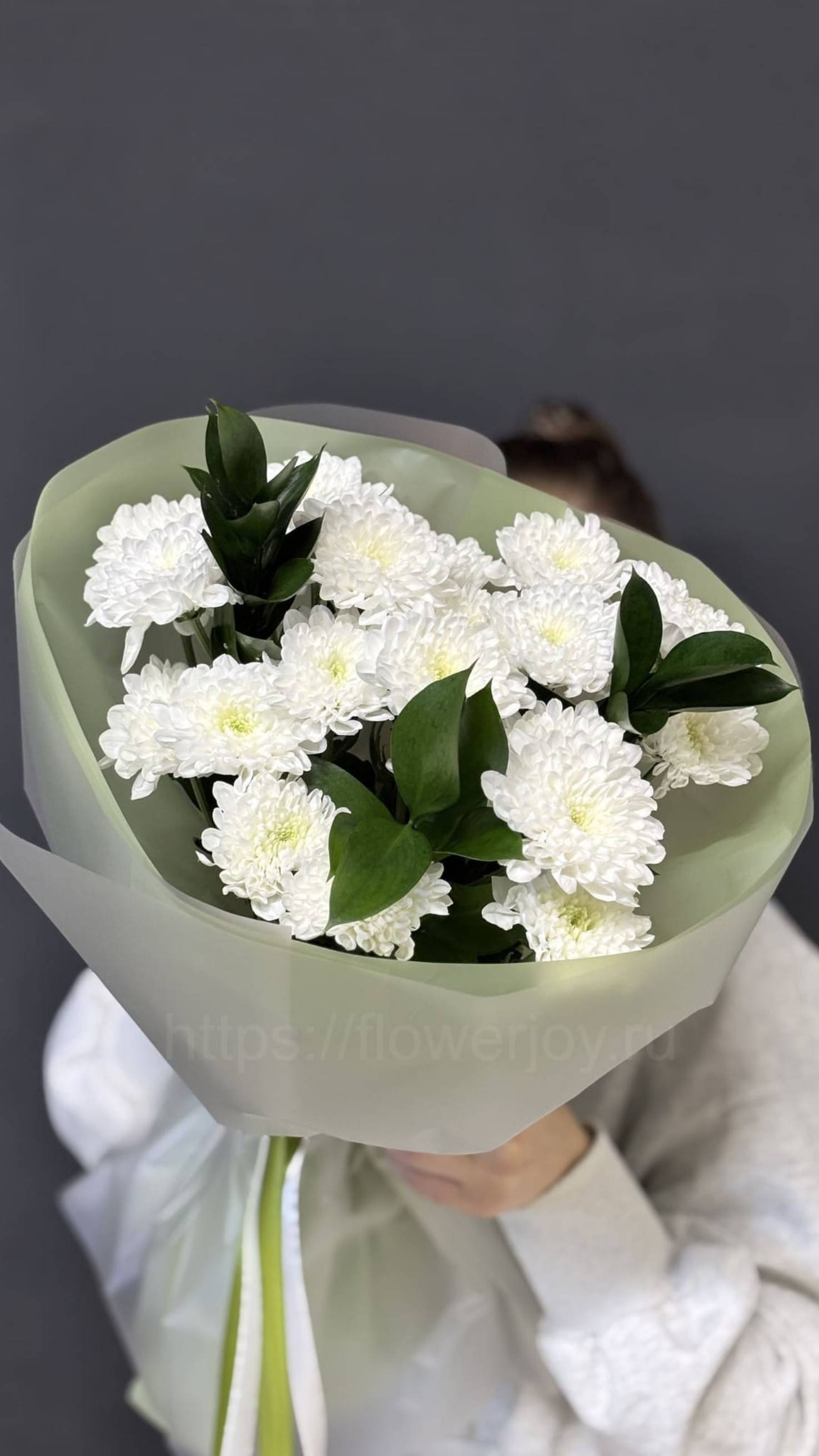 Букет из хризантем с рускусом / арт. 3510