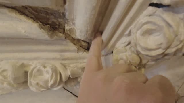 2. "161 м. кв."  Подготовка к работе штукатуркой. Расшивка трещин и фиксация Демонтаж лепной розетки