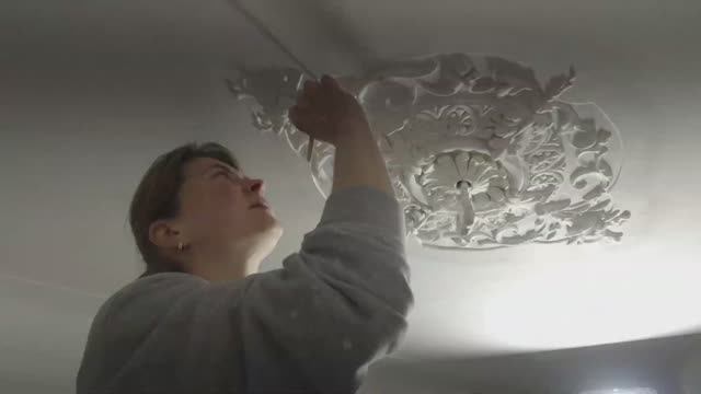 д121-128 Покраска потолка с лепниной. Phönix Matt, Haft- & Sperrgrund, Tiefgrund LKF - Alligator.