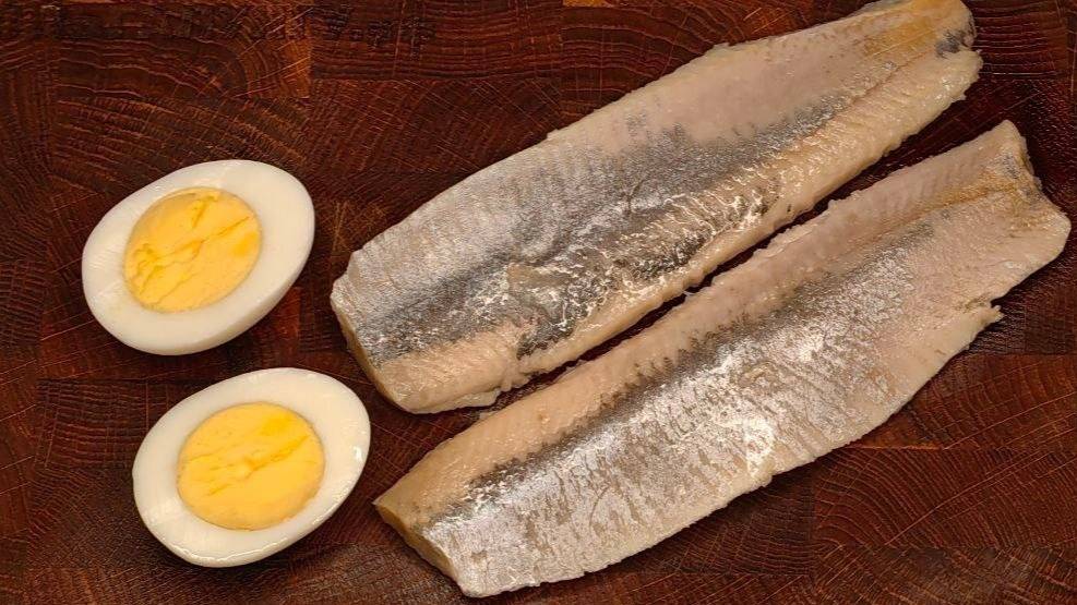 Я влюбилась в этот салат! Вкусный салат с селедкой и яйцами. Каждый кто пробует, просят рецепт🥗