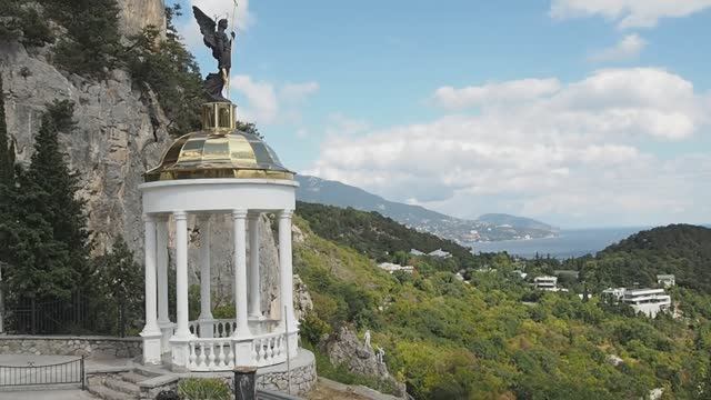 Смотровая площадка возле церкви Архангела Михаила (Крым, Россия).