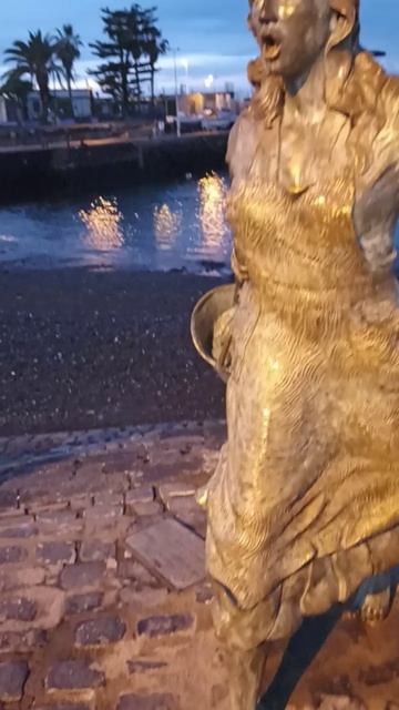 Символ города Бронзовая скульптура рыбачки в Пуэрто-де-Ла Крус