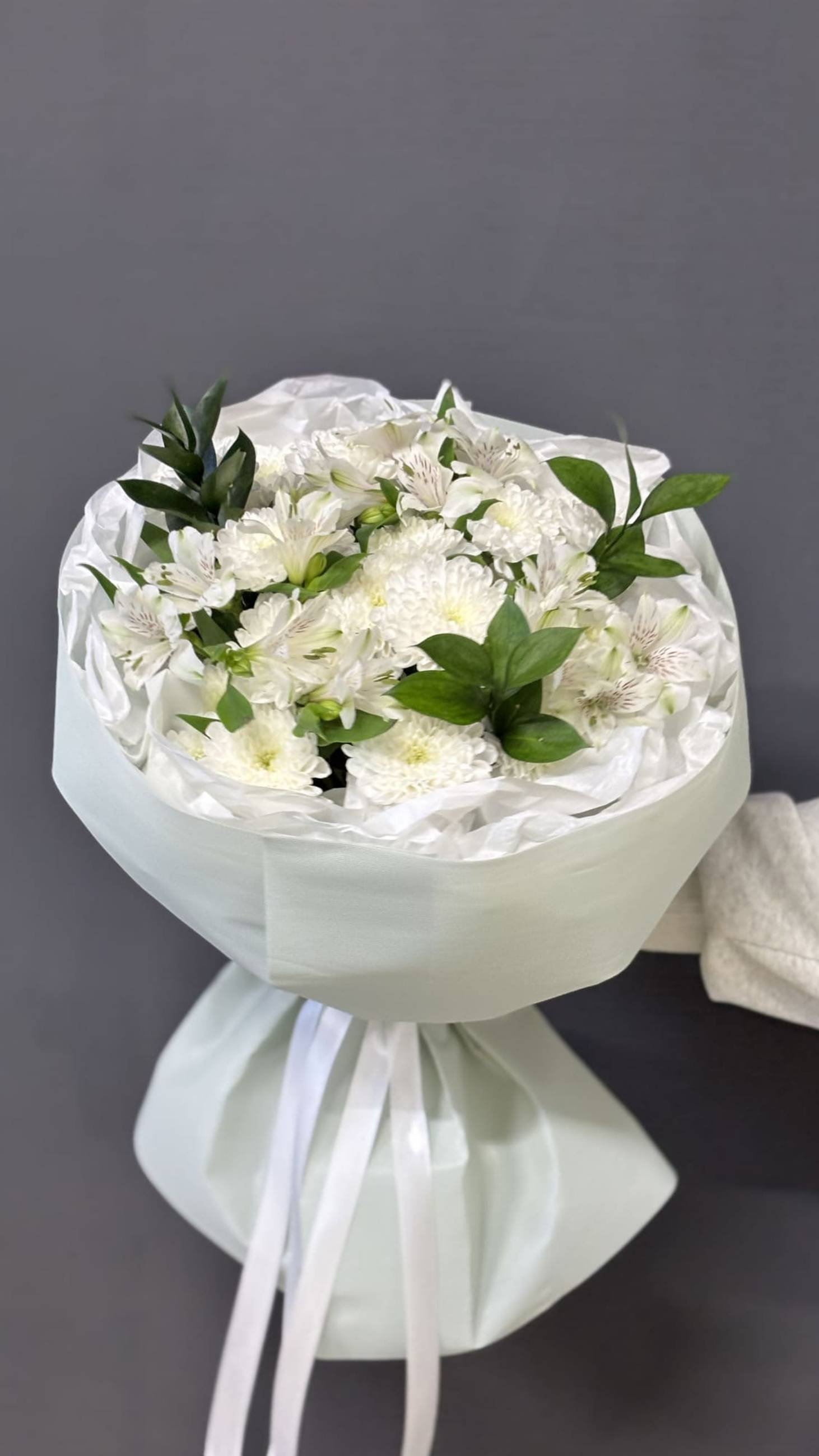 Букет из альстромерий, рускуса и хризантем / арт. 3512