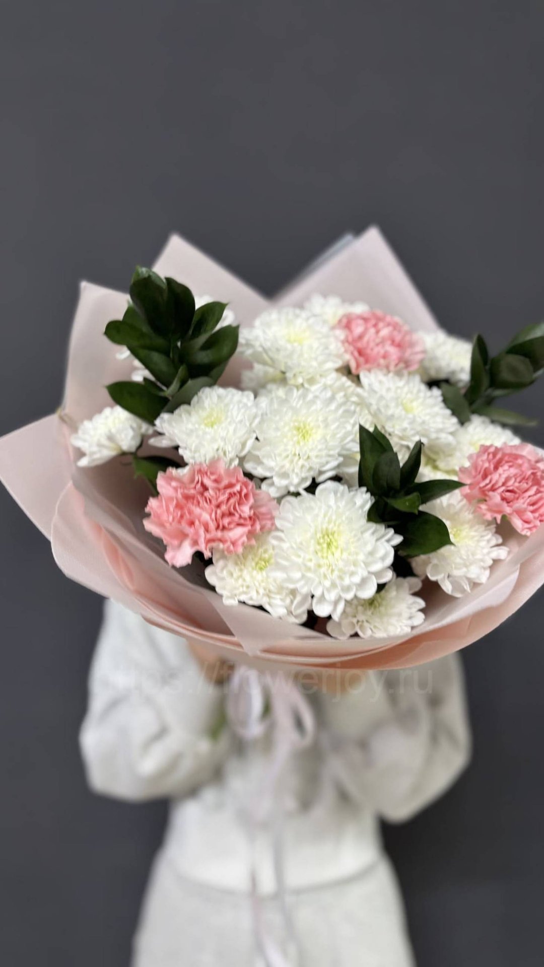 Букет из диантусов, хризантем и рускуса / арт. 3513