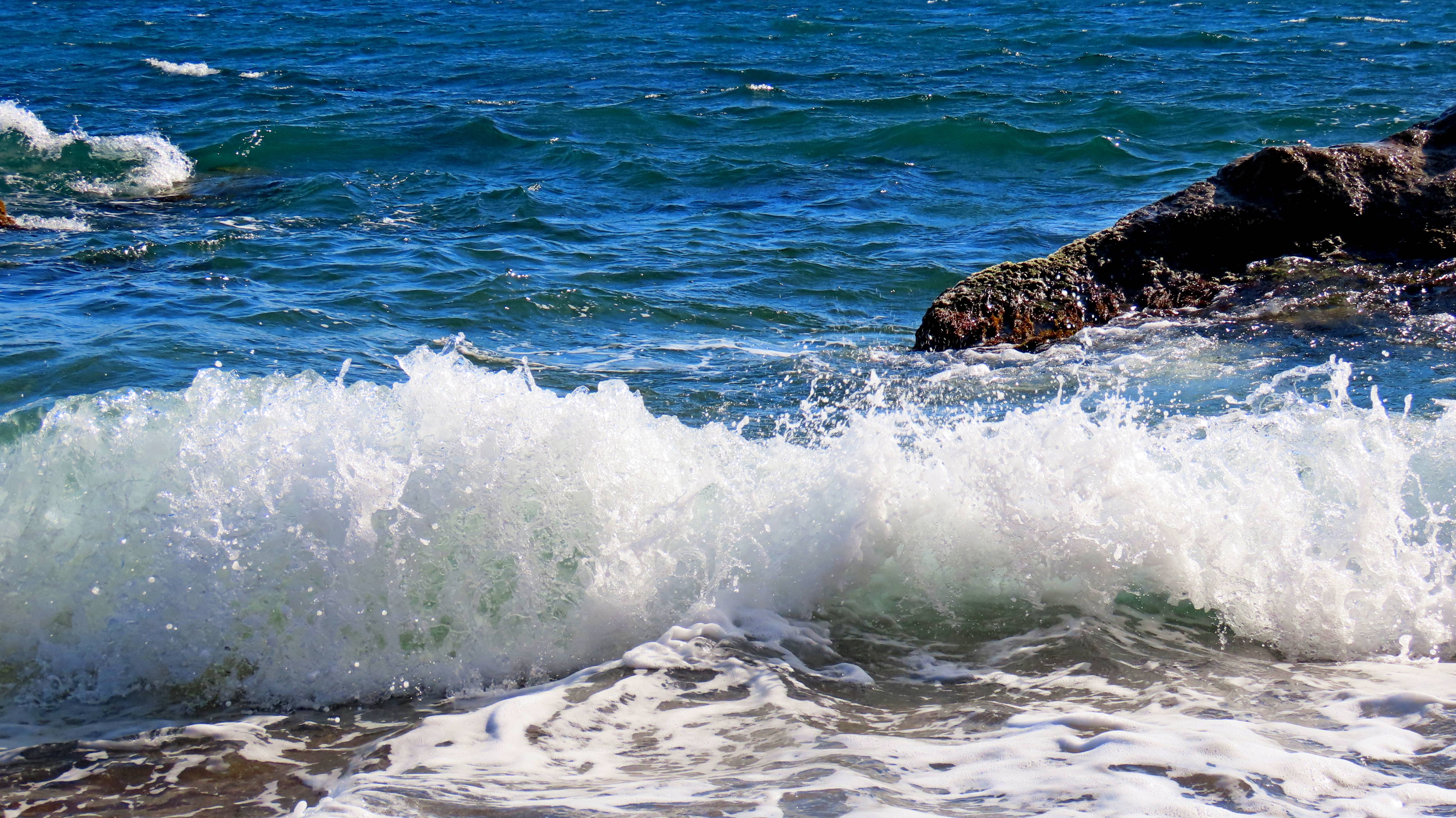 Красивое море пляжа Под Седлом. Орджоникидзе