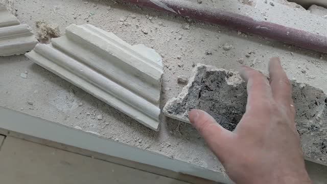 3. "161 м. кв." Восполнение утрат штукатурной смесью на карнизах и на потолке.