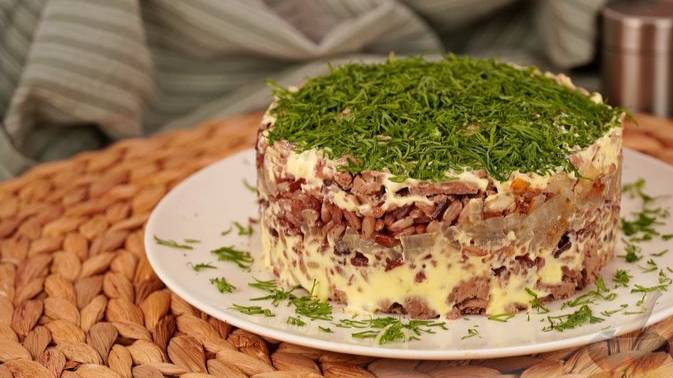 Готовим бюджетно. СЛОЁНЫЙ САЛАТ С ПЕЧЕНЬЮ, РИСОМ И ЖАРЕНЫМ ЛУКОМ