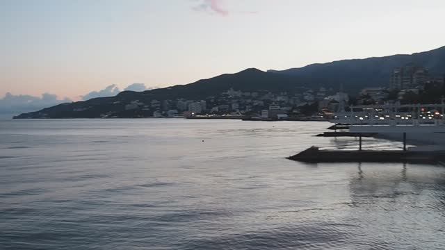 Вечером на пляже в Ялте (Крым)