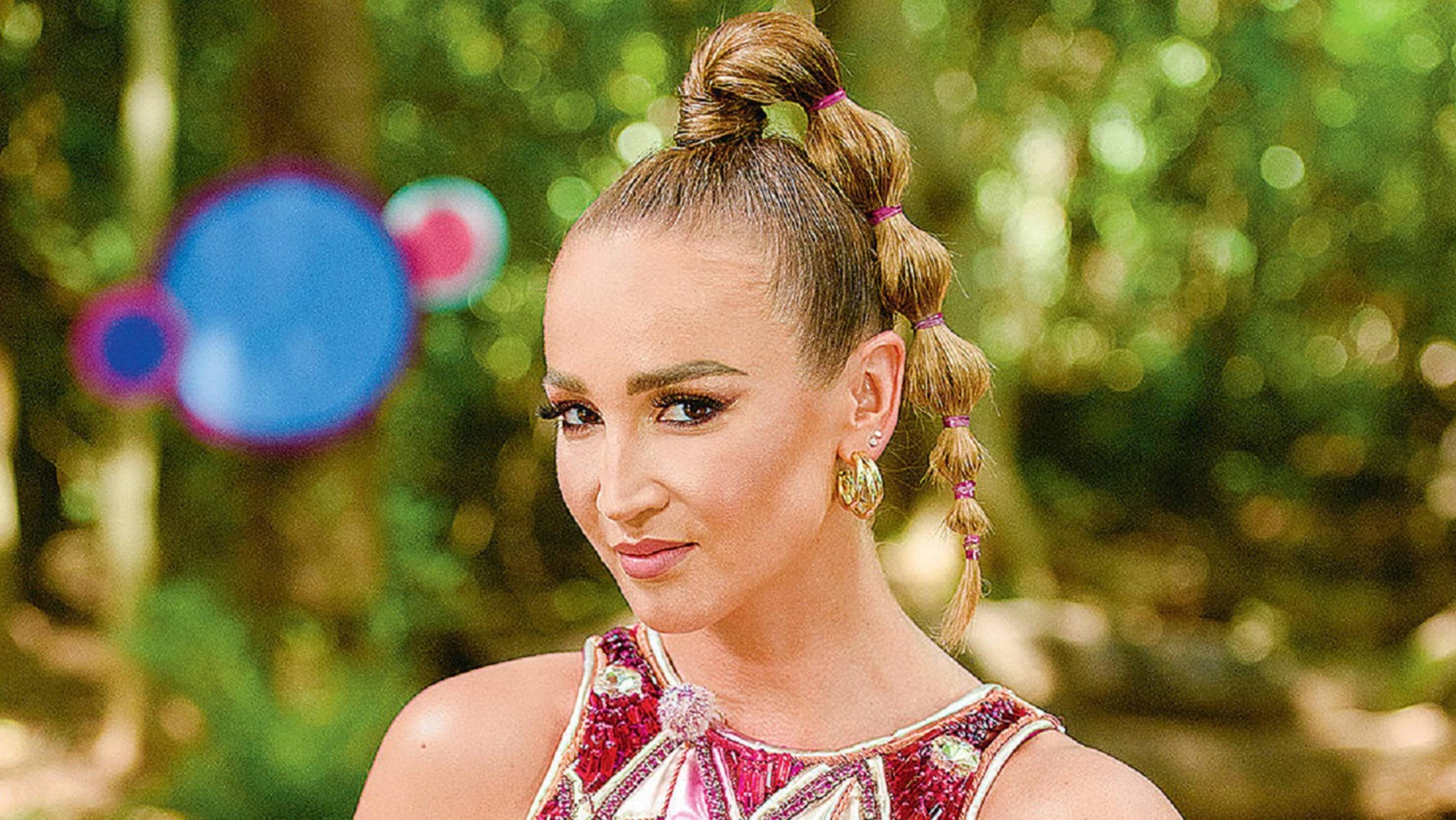 Евгения Медведева готовиться к операции, а Ольга Бузова стала жертвой мошенников.