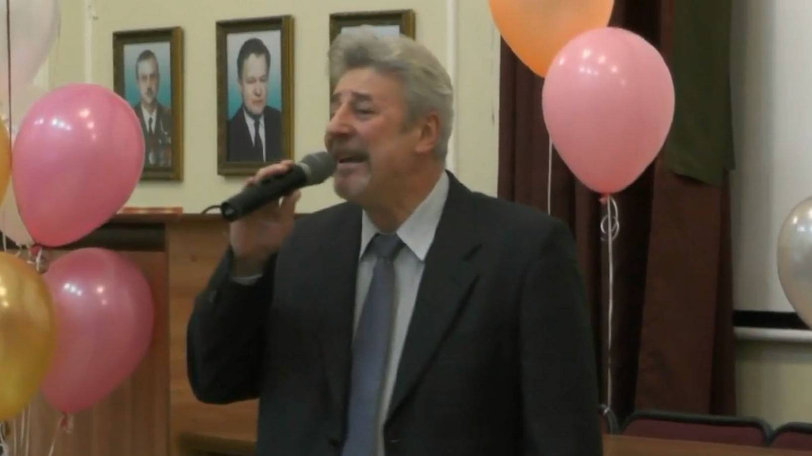 Андрей В. Евсеев поздравляет женщин СГМУ с 8 марта песнями "Моя любовь" и "О скором лете" (2015)