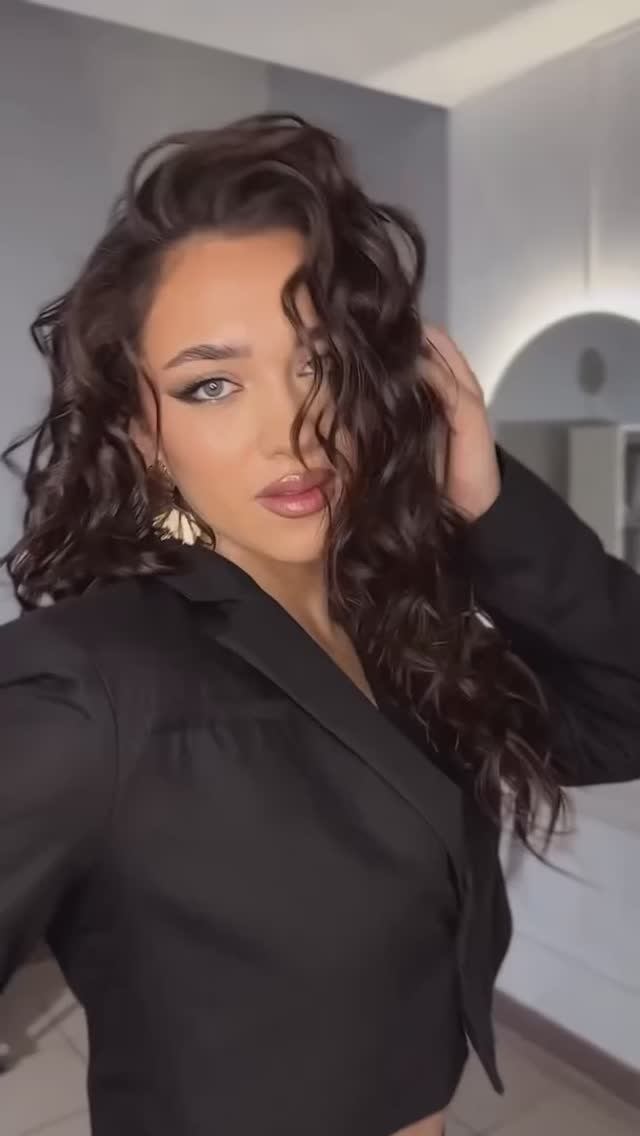 Роскошные объемные локоны с мокрым эффектом #прическа #укладка #волосы #локоны #мокрыйэффект