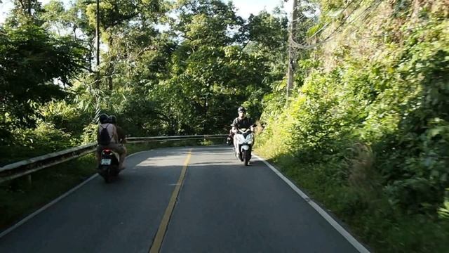 Дорога на острове Чанг (Таиланд) - вид из тук-тука.