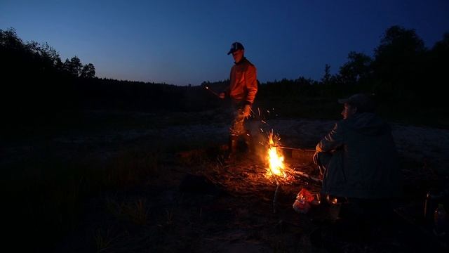 Сидим у костра, ждём появления серебристых облаков
