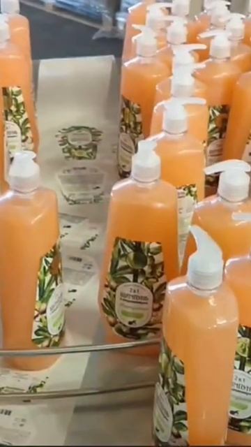 Нанесение этикетки на флаконы с шампунем