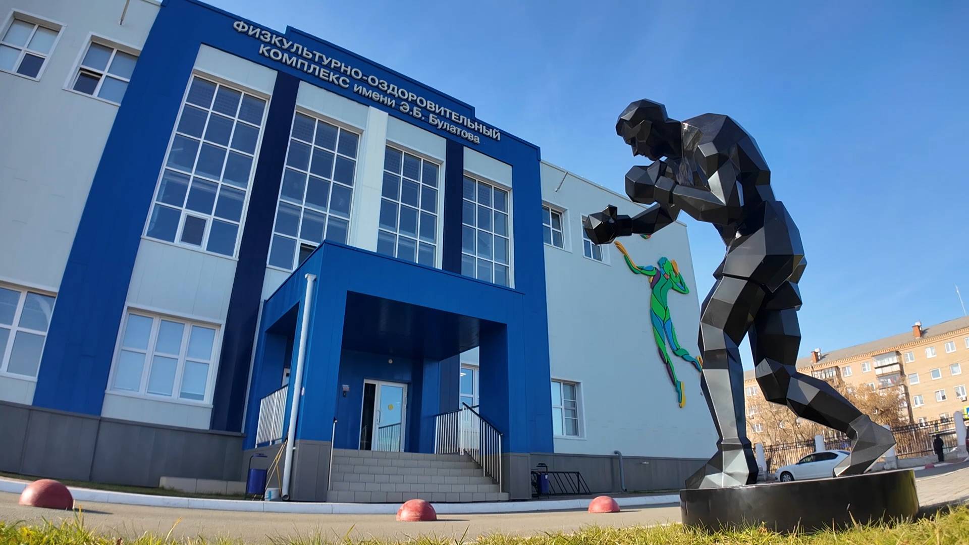 На территории ФОКа установили фигуру боксера