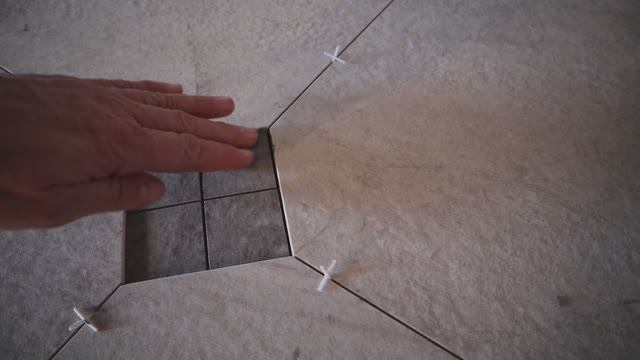 Рабочие моменты в процессе укладки ковра.