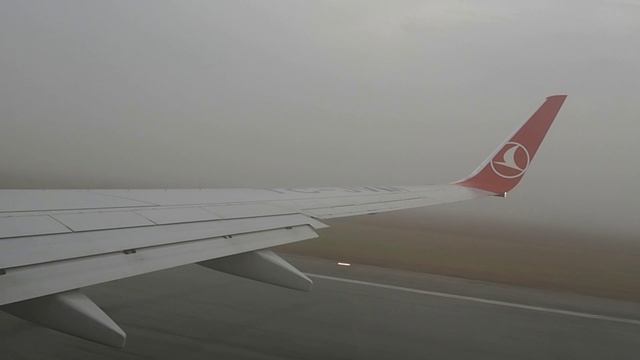 Новосибирск - взлет самолета в тумане.