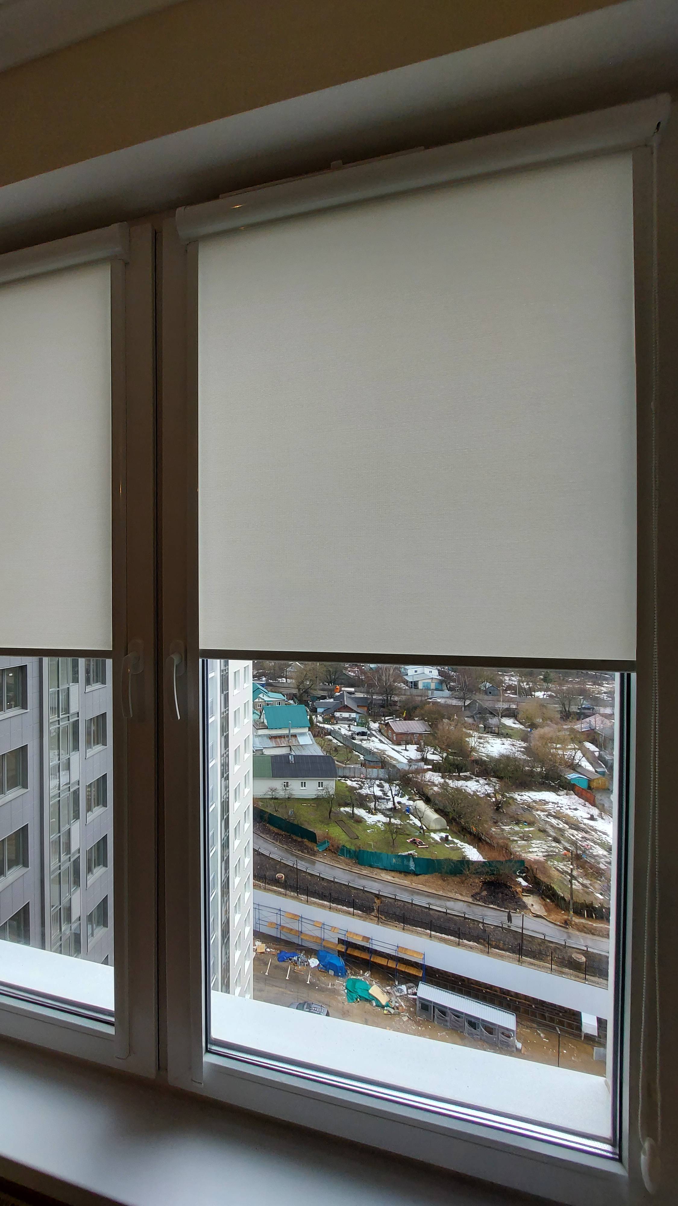 Кассетные рулонные шторы с направляющими УНИ 2. Ткань Корсо перл белый