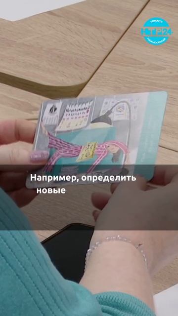 Применяет метафорические карты против алкозависимости