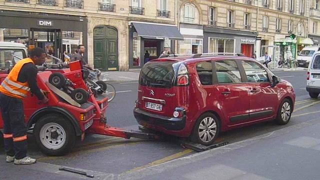 Работа мини-эвакуатора в Париже (Франция)