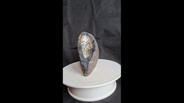 Агат черный с аметистовой жеодой 6.5х8.5х11.5 см