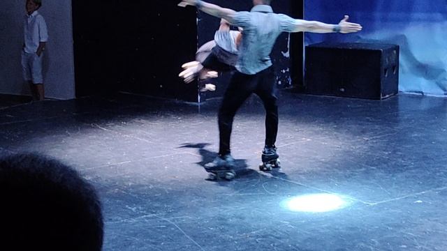 пара на роликах