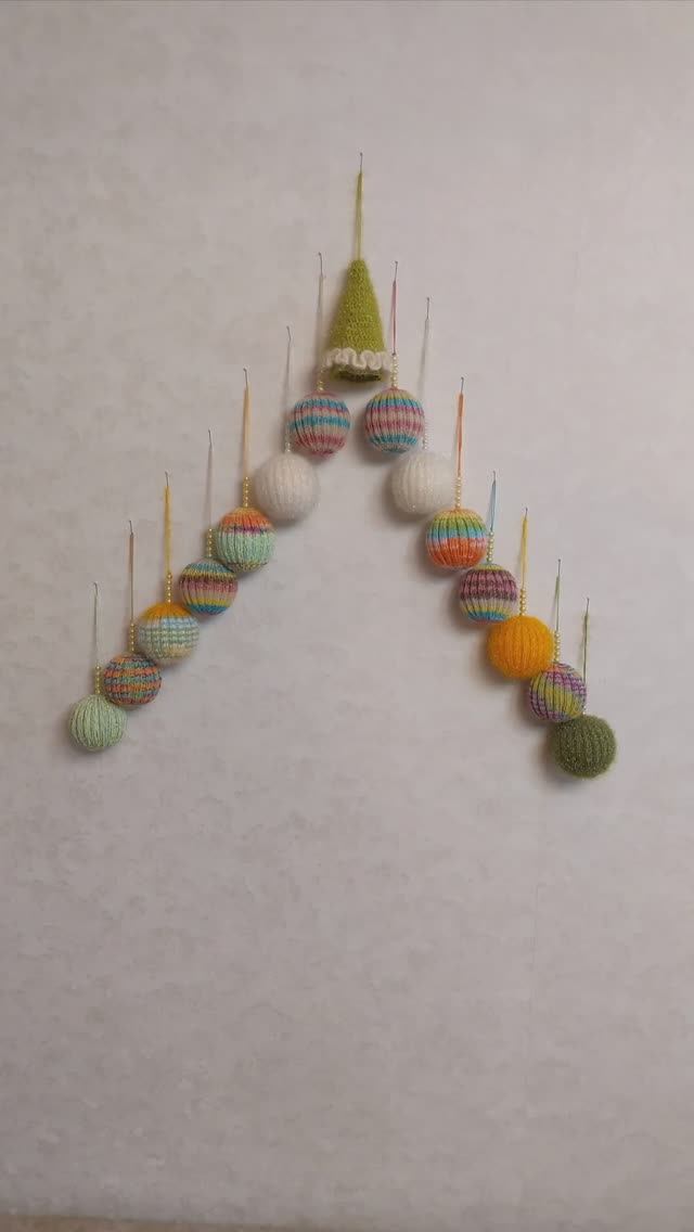 НОВОГОДНИИ ШАРИКИ спицами. Ссылка на мастер класс в описании и в закрепленном комментарии 🔗