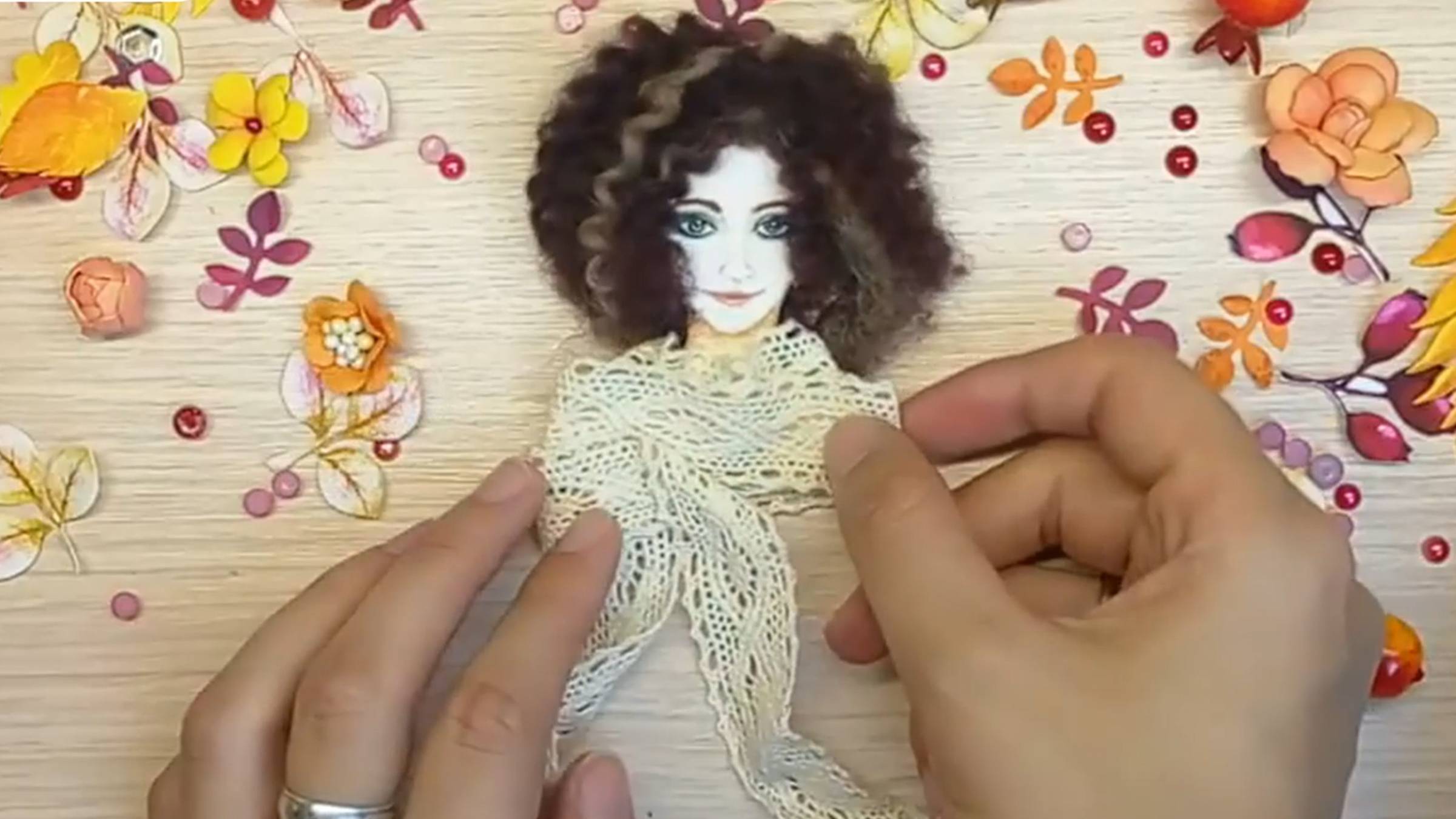 Нарисовала девушку, сделала ей прическу из шерсти для валяния и добавила шарфик из кружева 😍