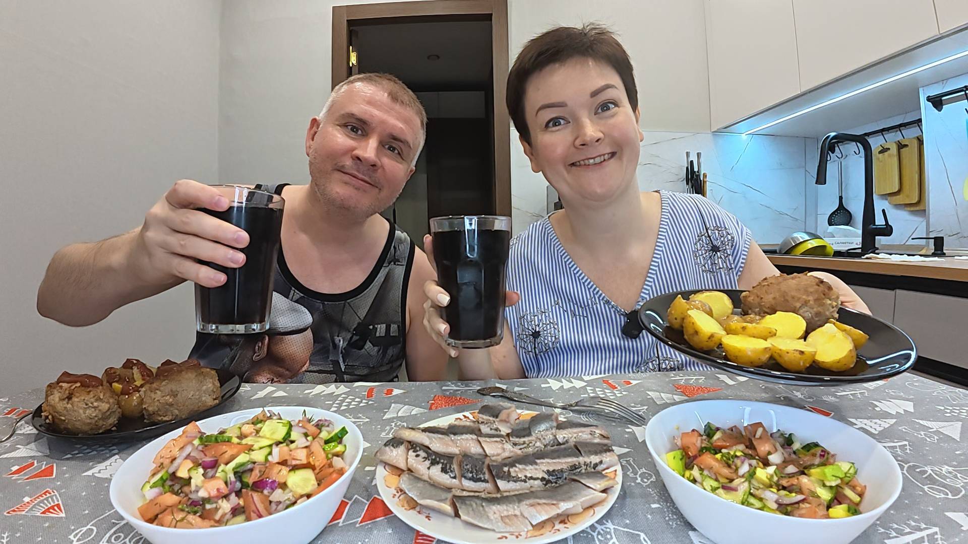 Мукбанг доверяй, но ПРОВЕРЯЙ! Золотая СЕРЕДИЛА должна быть во ВСЁМ! Семейный ужин селедка и картошка