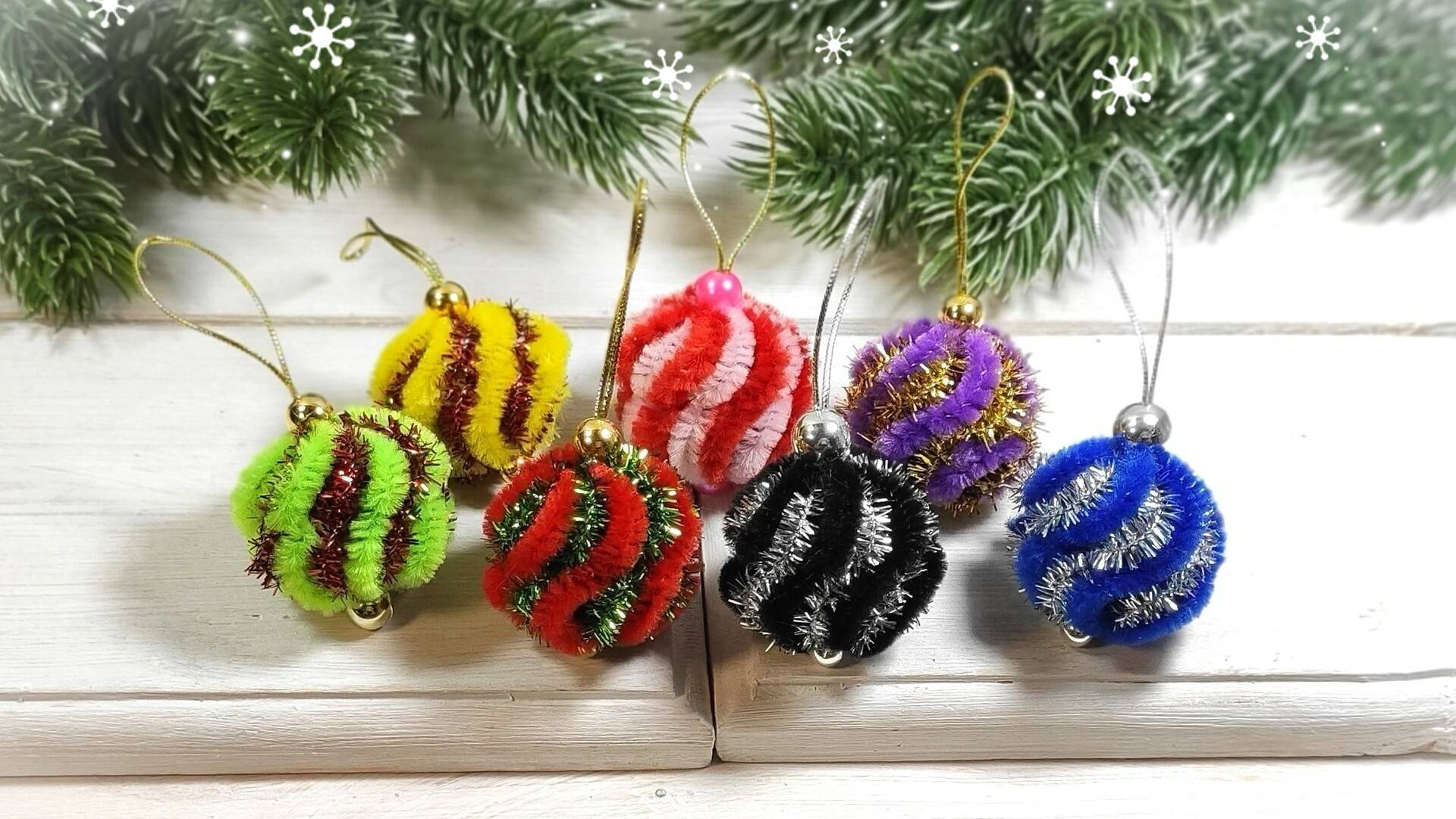 Очень просто и быстро мини шарики на ёлку, шарики для брелочка из синельной проволоки своими руками