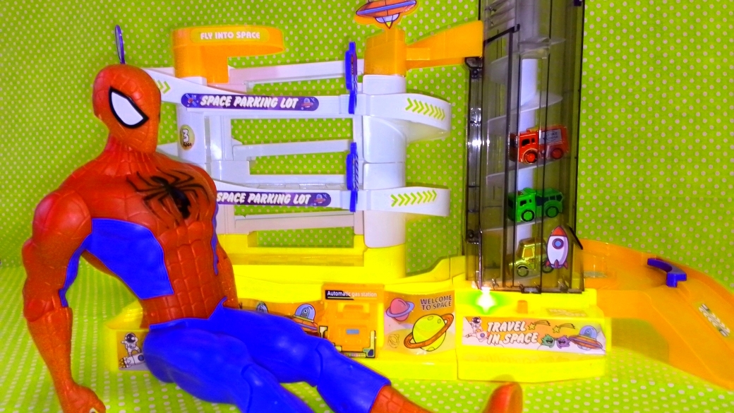 Человек-паук играет в машинки.Супергерой.Марвел.Мстители.Игрушка.Гоночки.Машинка.Паук.Герой.Мультик.