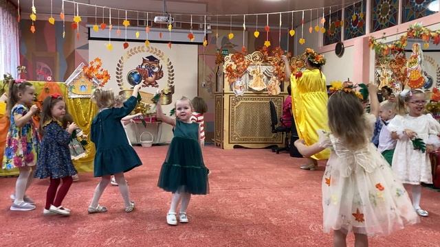 Танец с рябинками. Группа №5 "Звёздочки"