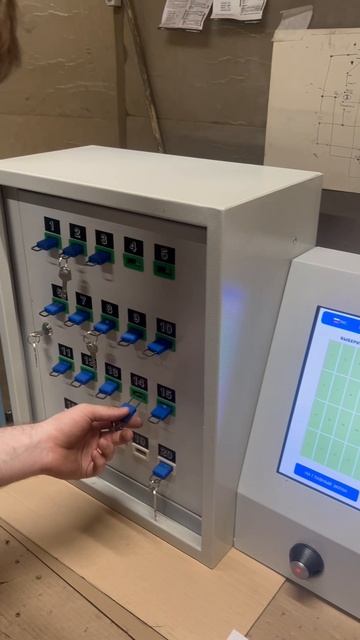 Электронная металлическая ключница с монитором