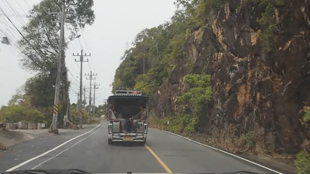 Дорога на острове Чанг в Таиланде (на машине).