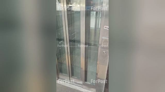 Лифт на остановке Памятник Героям-подводникам работает штатно после простоя с открытыми дверьми